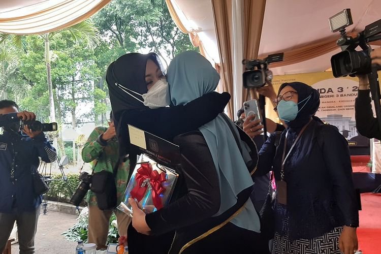 Penuh Haru, Zara Putri Ridwan Kamil Peluk Atalia Praratya Usai Wisuda di SMAN 3 Bandung ...