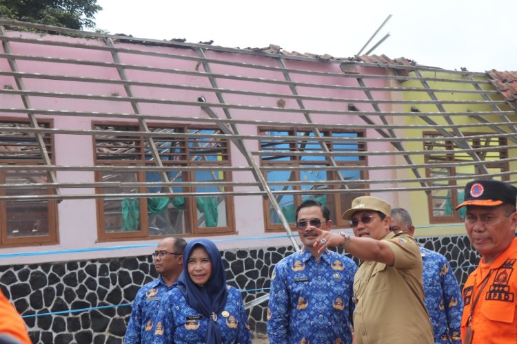Atap SDN Panyingkiran II Roboh Diterjang Hujan, Pj Bupati Pastikan Perbaikan Segera Dilakukan ...